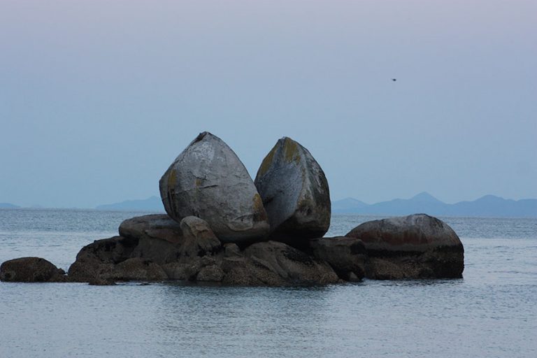 Split-Apple Rock: An Ancient, Purpose-Built Solar Observatory - Graham ...